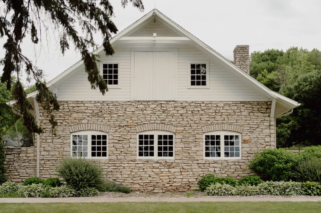A Summer Wedding at Mayowood Stone Barn in Rochester, MN ...